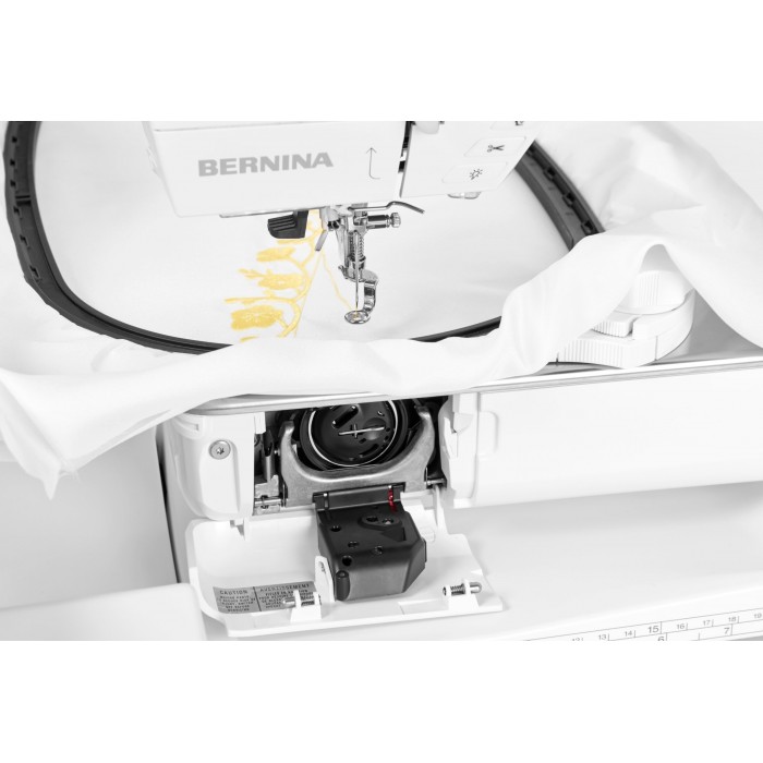 Bernina 700 - Embroidery machine complete with embroidery unit